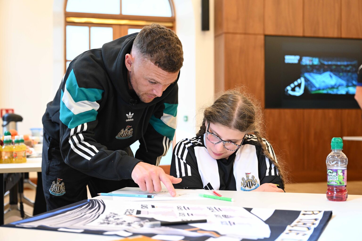 Magpies players and wor flags unite to craft heartwarming surprise for ...
